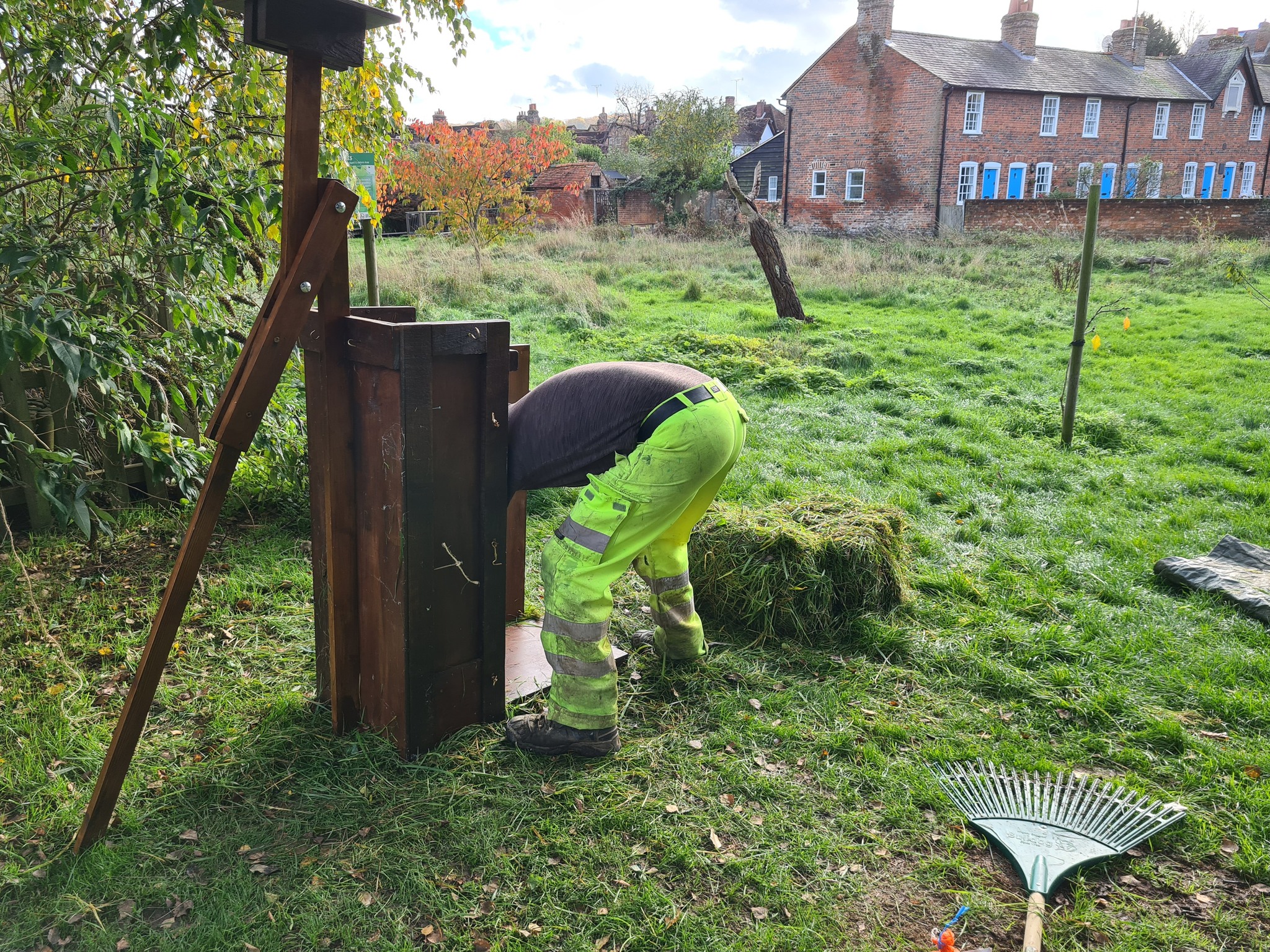 Tidying Pondwicks With The Chilterns Green Gym - Amersham Town Council